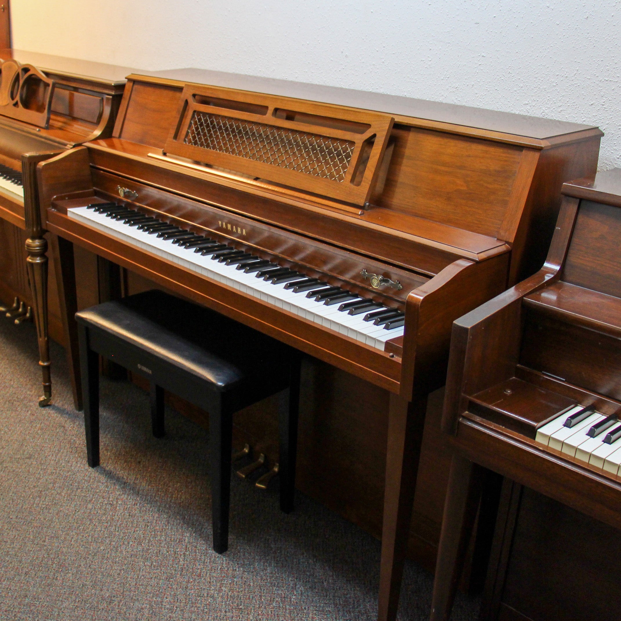 Yamaha M213 Console Upright Piano w/matching benchAlamo Music ...
